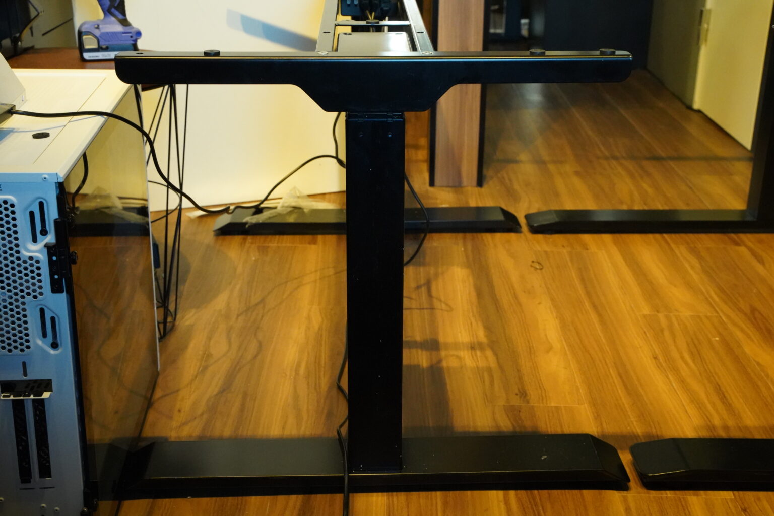 【レビュー】FlexiSpot E7 Pro ! 「デザイン」と「性能」を兼ね備えた至高の電動昇降デスク！【E7との違いは！？】 | ワイログ